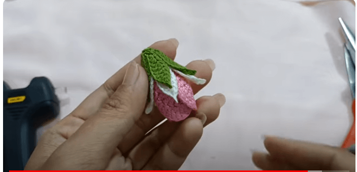 How to make a crocheted rosebud?